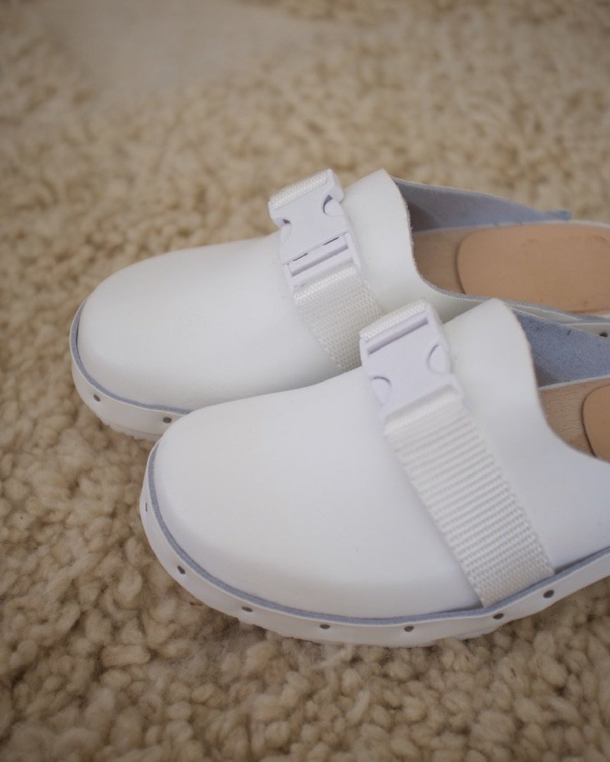 Unisex Santa Venetia Goods Jill Strap On Clogs - White | Garmentory